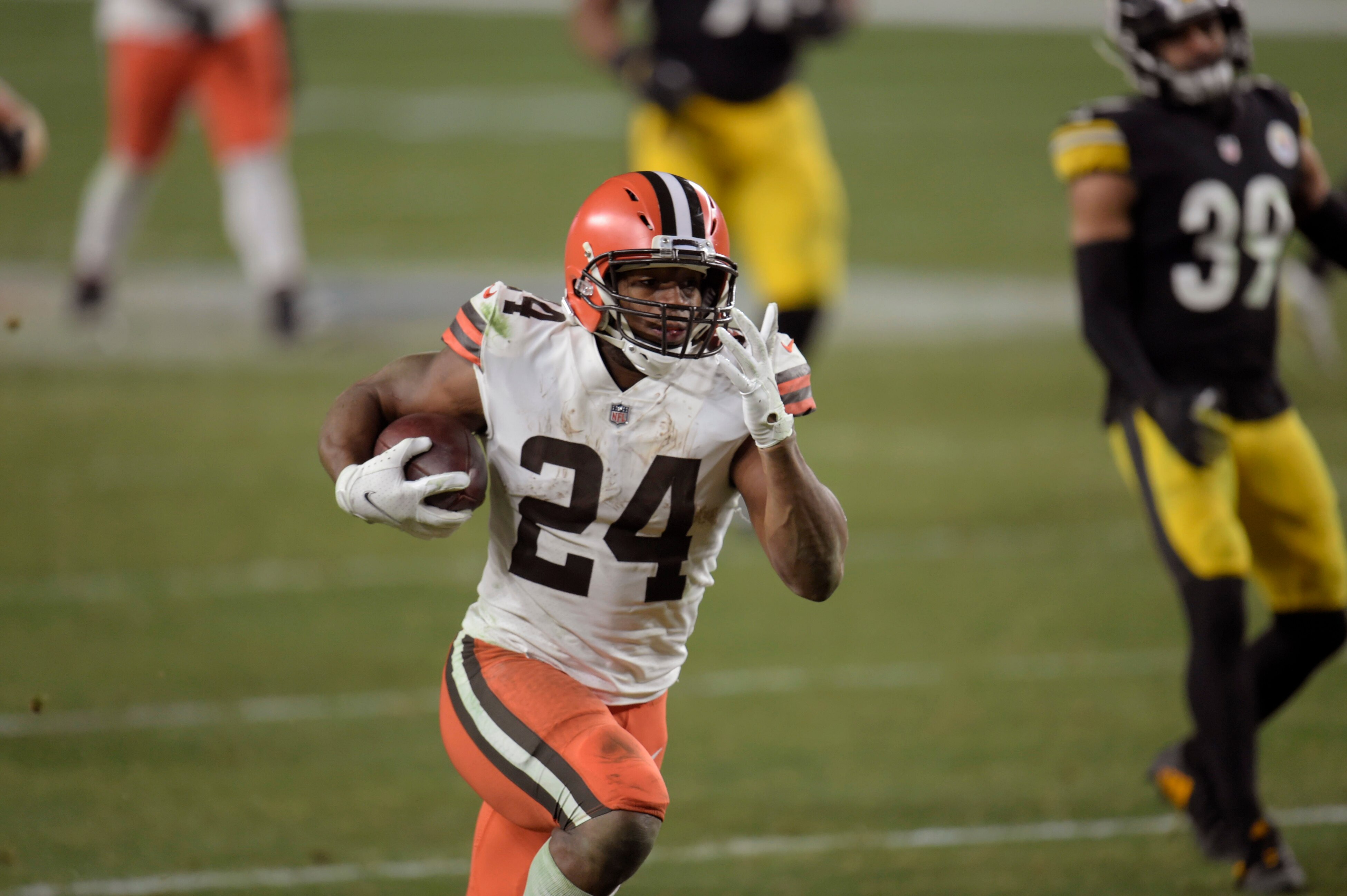 NFL Exec Would Take Nick Chubb over Derrick Henry: 'Best Pure Runner in ...