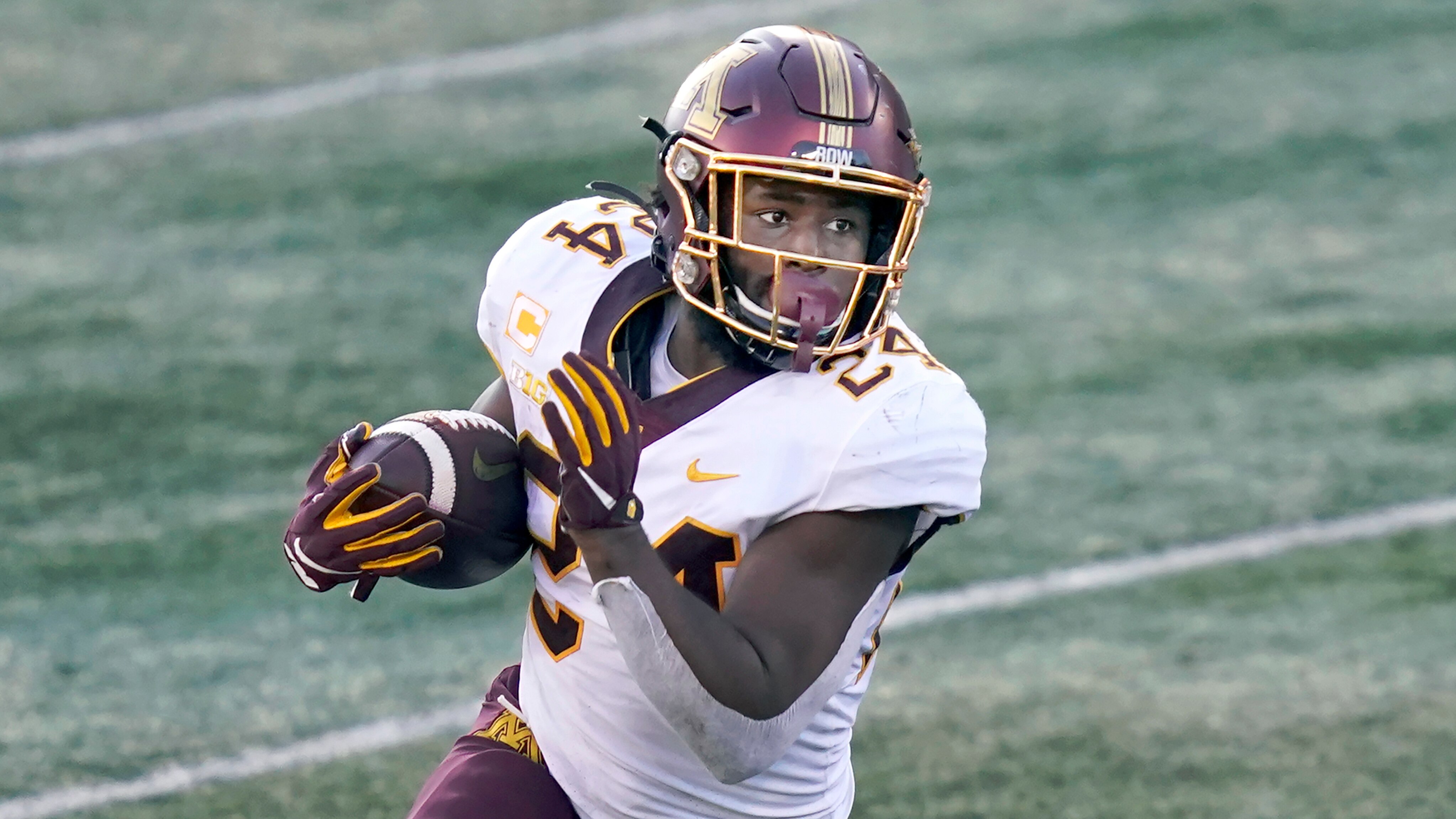 Minnesota's Mohamed Ibrahim Exits vs. OSU with Apparent Leg Injury ...
