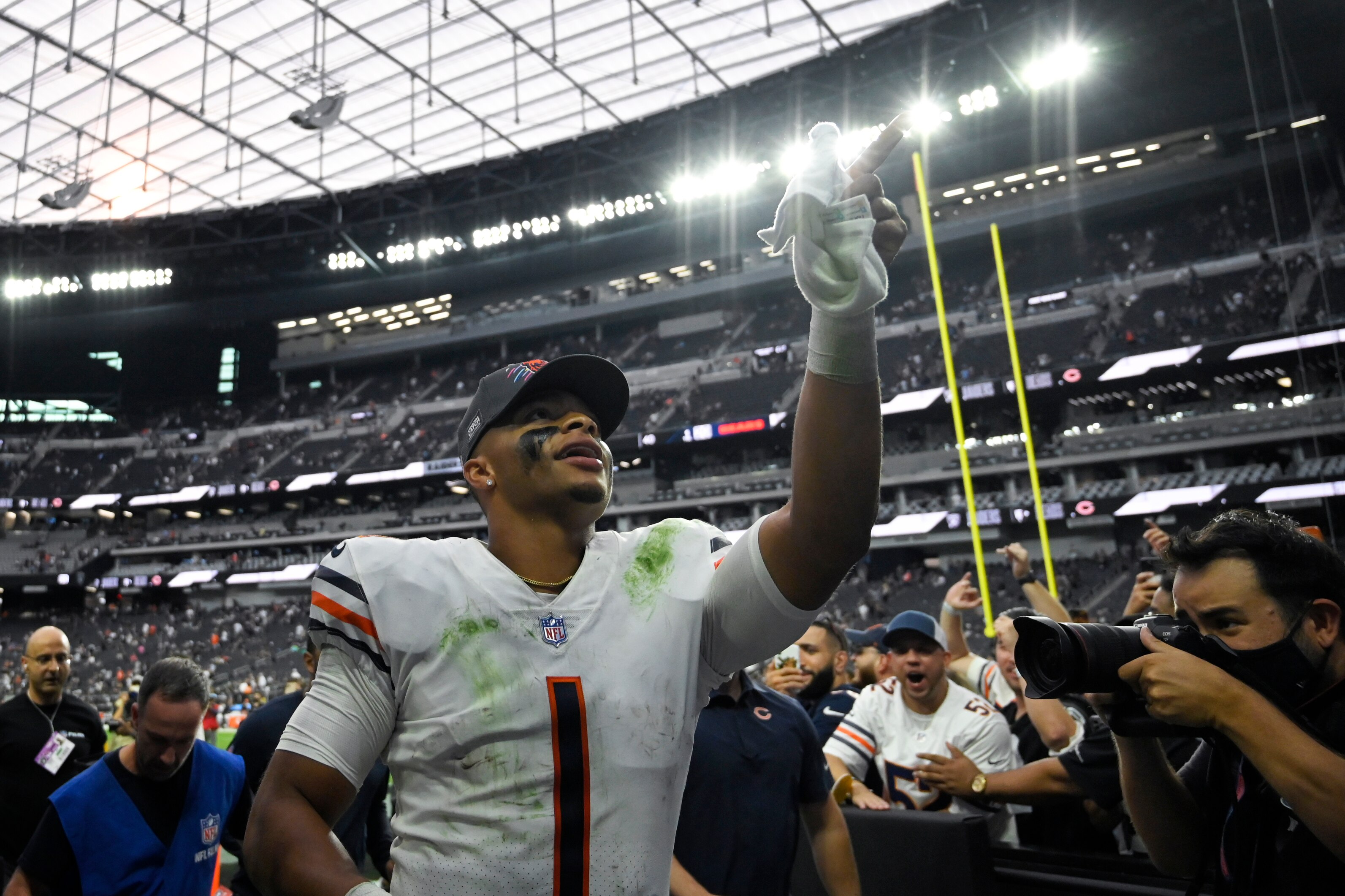 Bears' Justin Fields 'Should be Good to Go' vs. Packers Despite Knee ...