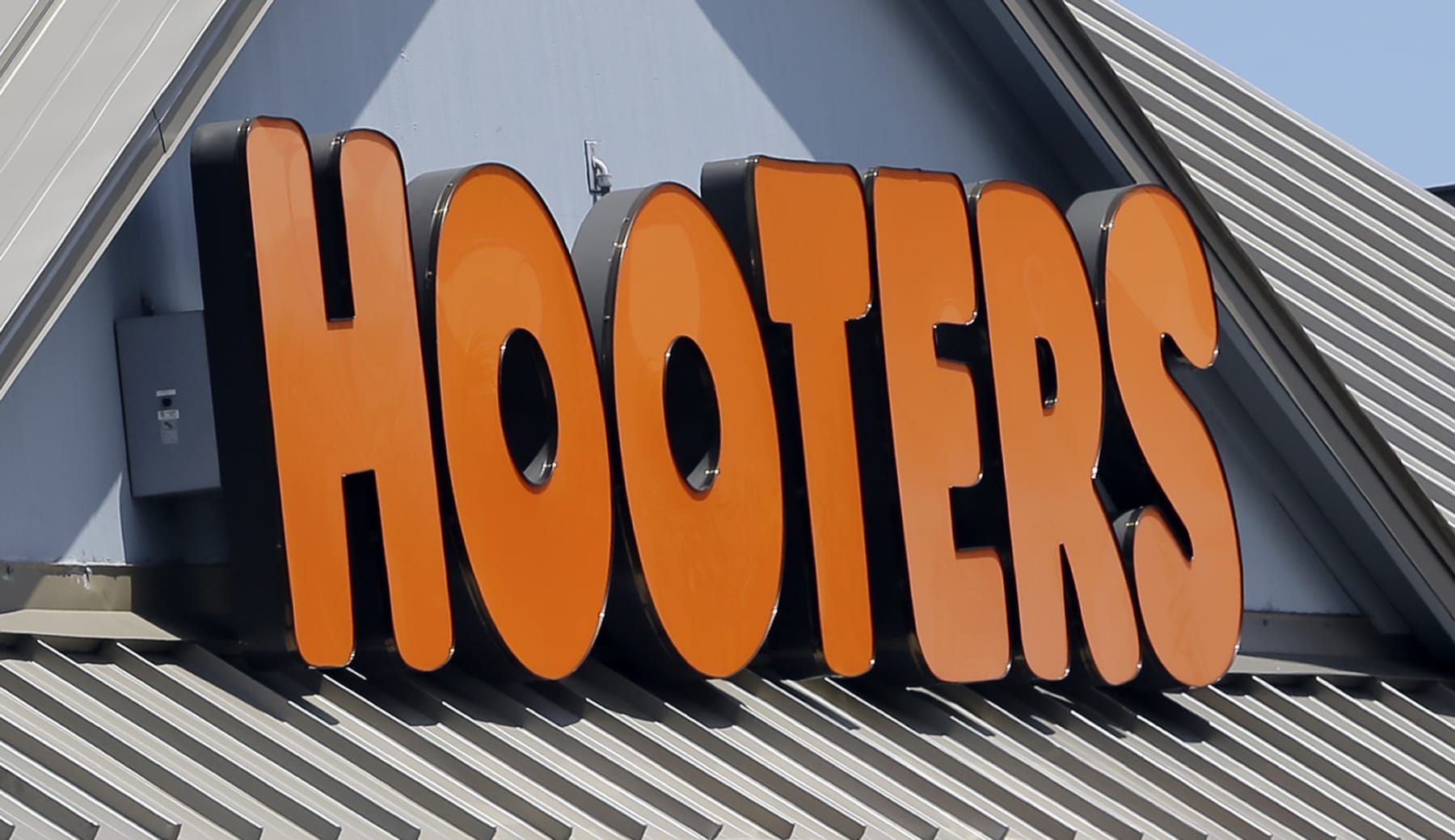 Hooters Signs 51 CFB Offensive Linemen from LSU, Oklahoma, More to NIL ...