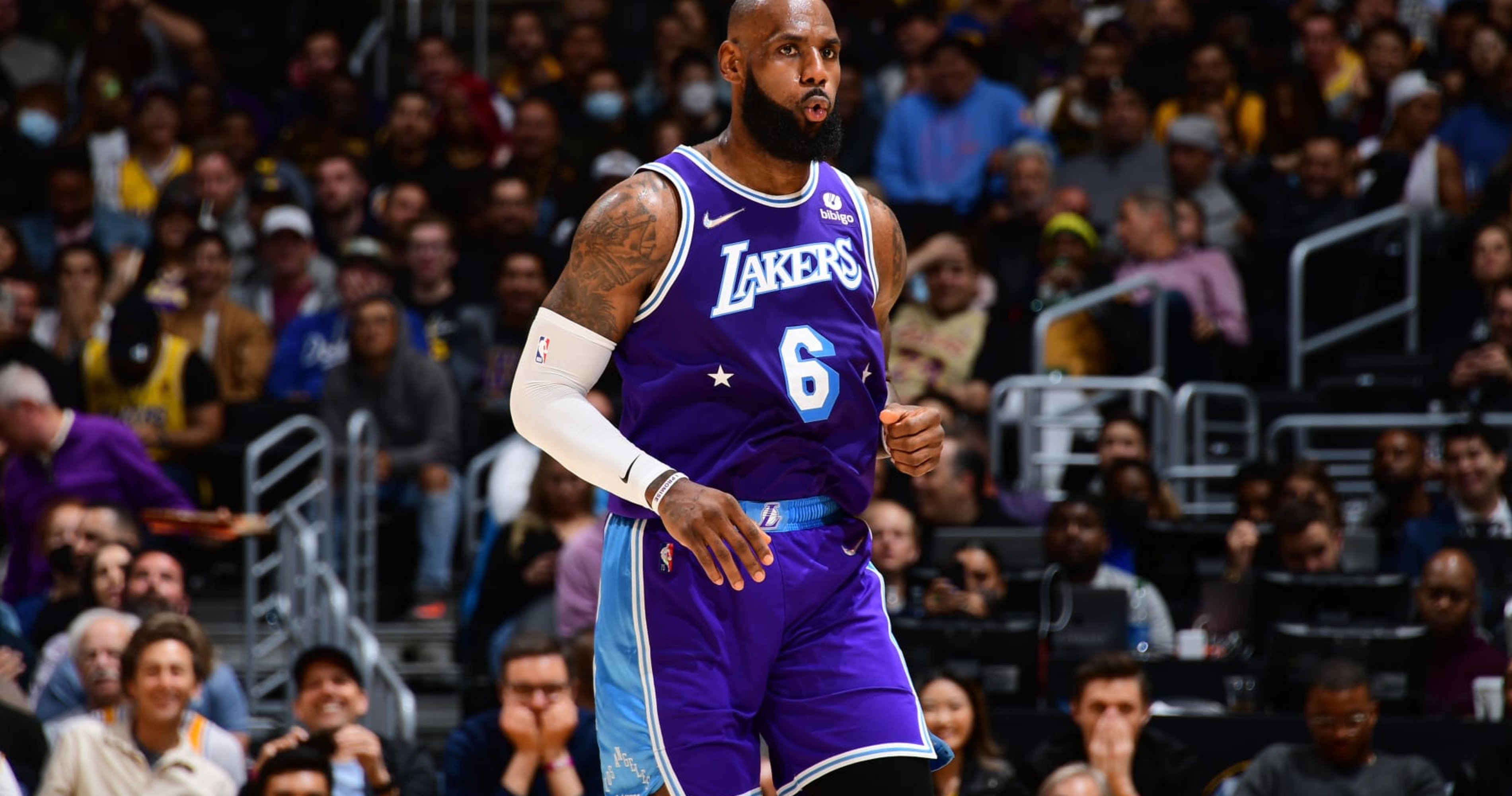 Lebron James New 2 Year 97 1m Contract With Lakers Huge Darvin