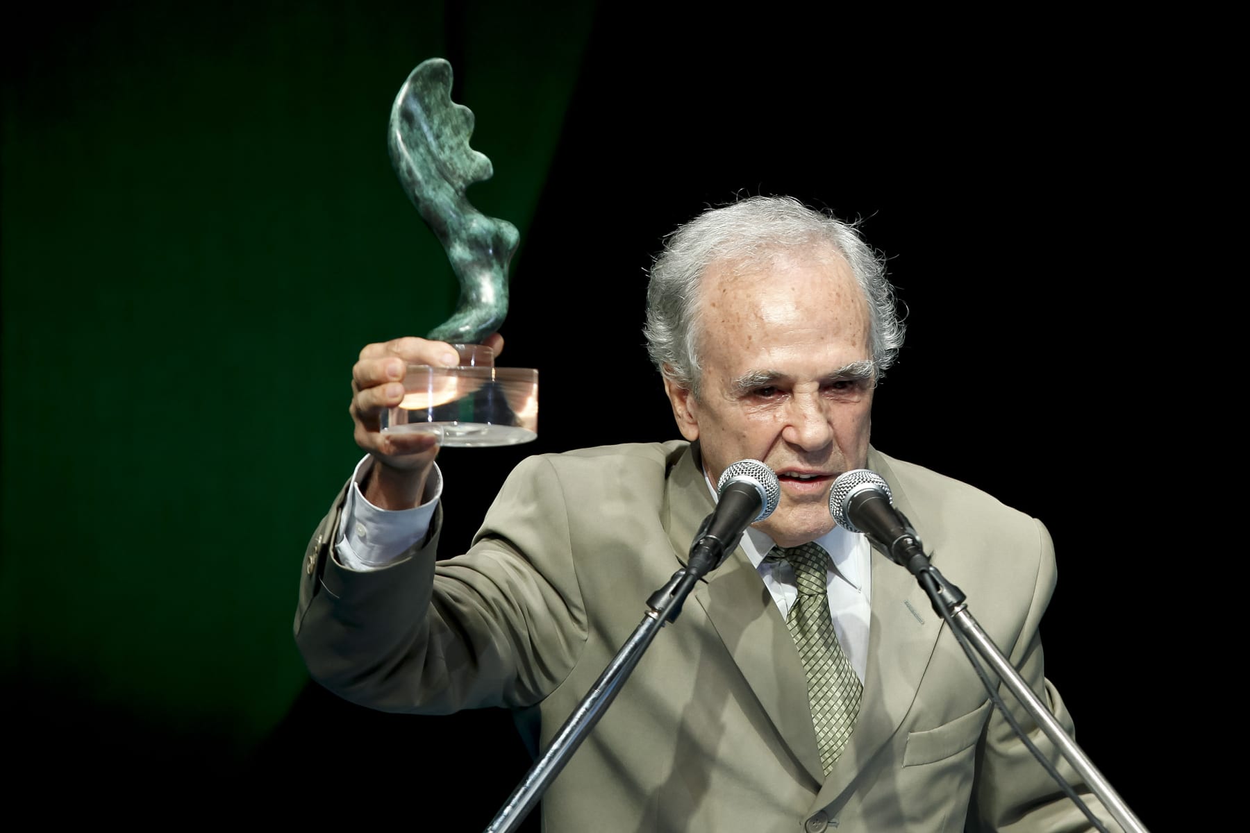 Boxing HOFer Eder Jofre Dies at Age 86; Former Bantamweight ...