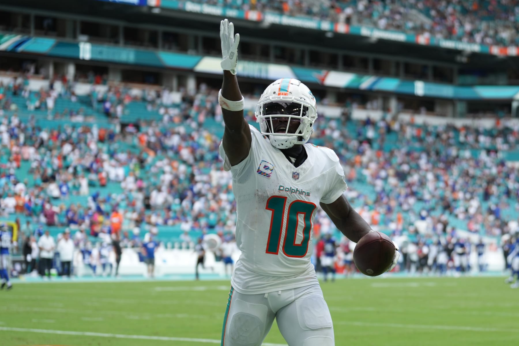Dolphins' Tyreek Hill Says He's Playing vs. Patriots Despite Hip Injury Scare | News, Scores ...