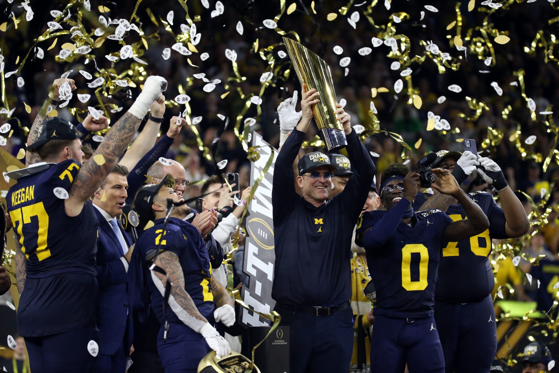 Report: College Football Playoff, ESPN Agree to 6-Year, $7.8B Contract ...
