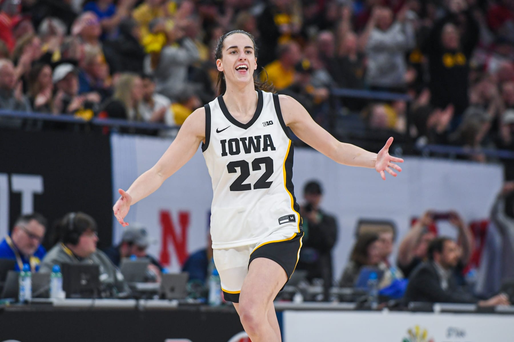 Iowa's Caitlin Clark Breaks Stephen Curry's Record for Most 3-Pointers ...