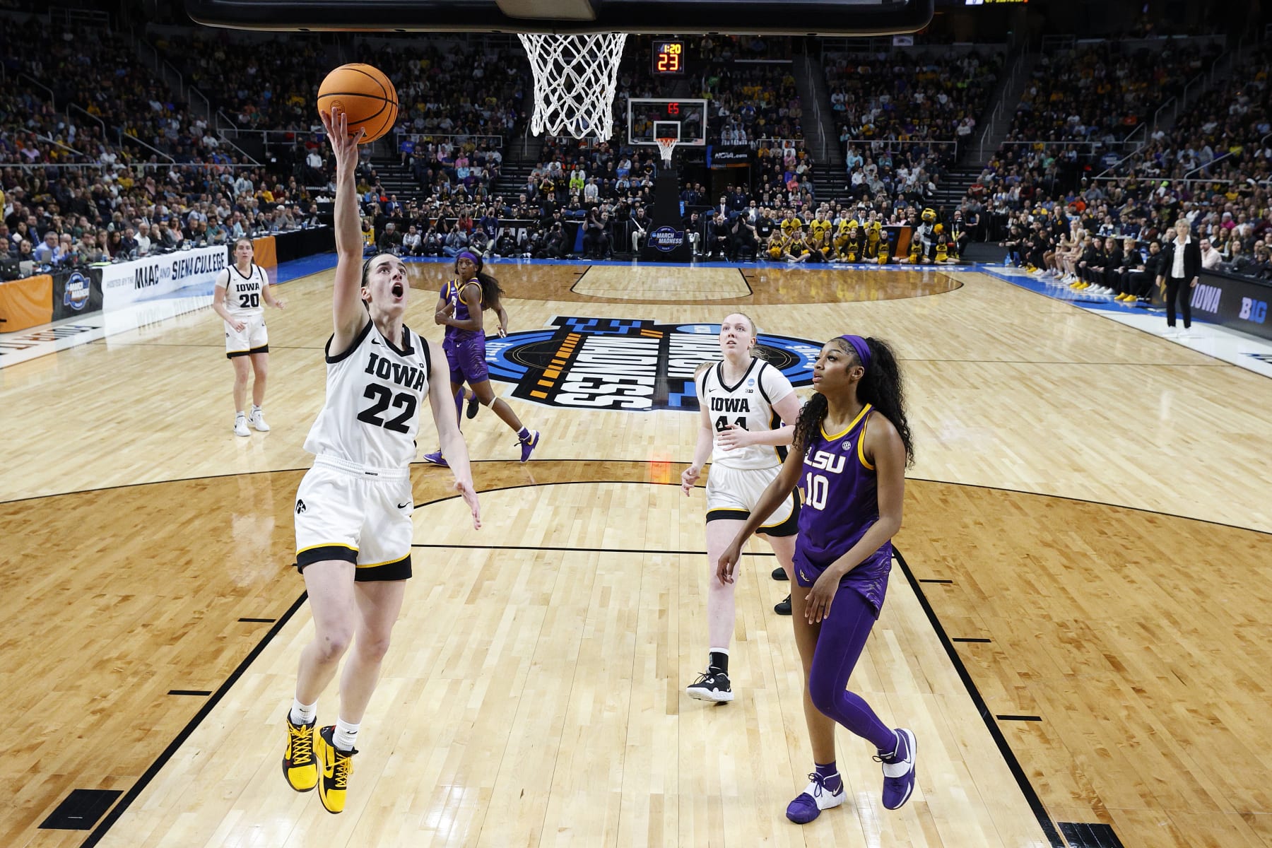 Caitlin Clark Amazes WCBB Fans as Iowa Beats LSU's Angel Reese, Kim ...