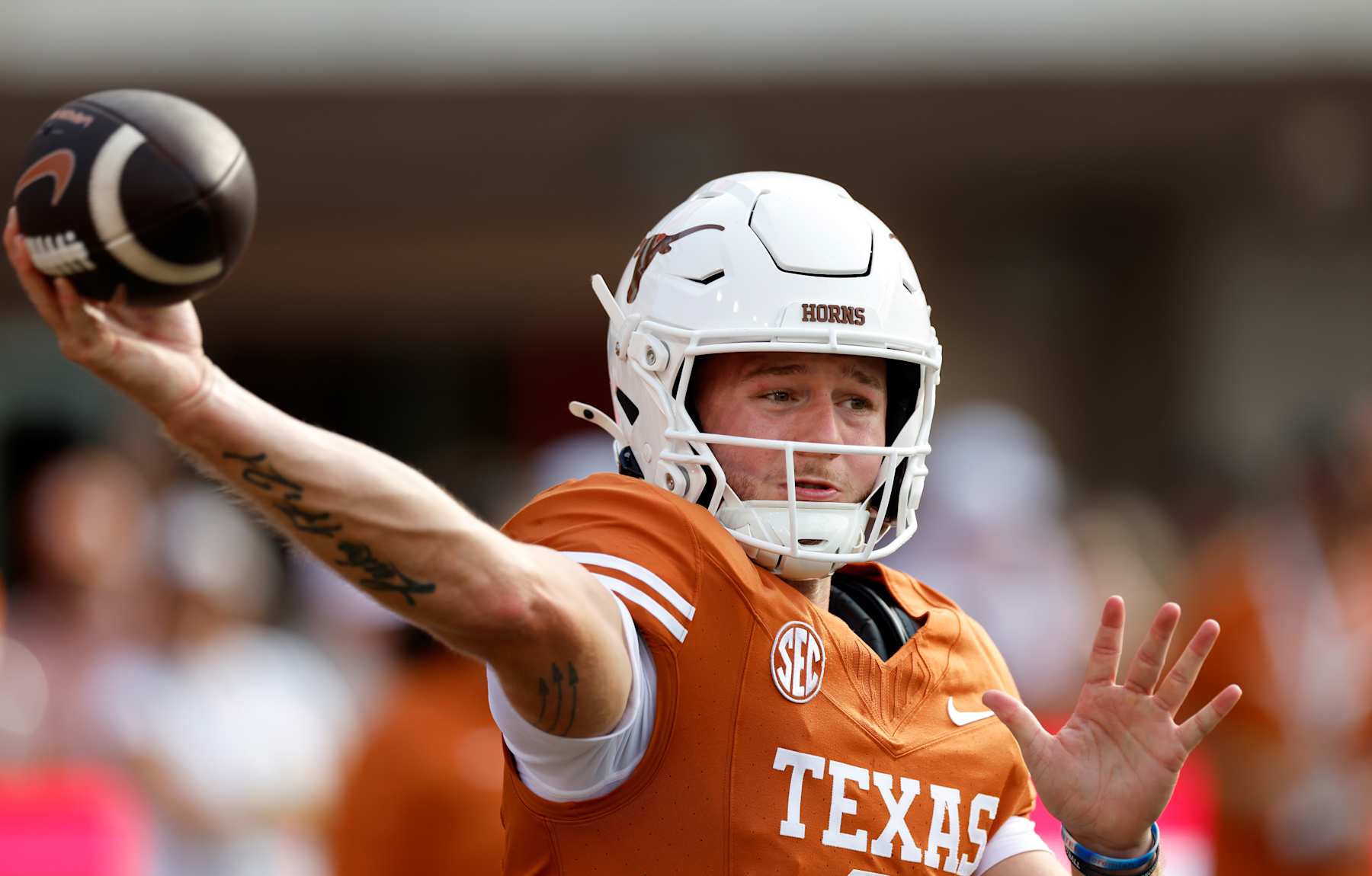 Texas' Quinn Ewers Suffers Abdomen Injury vs. UTSA, Replaced By Arch Manning | News, Scores ...