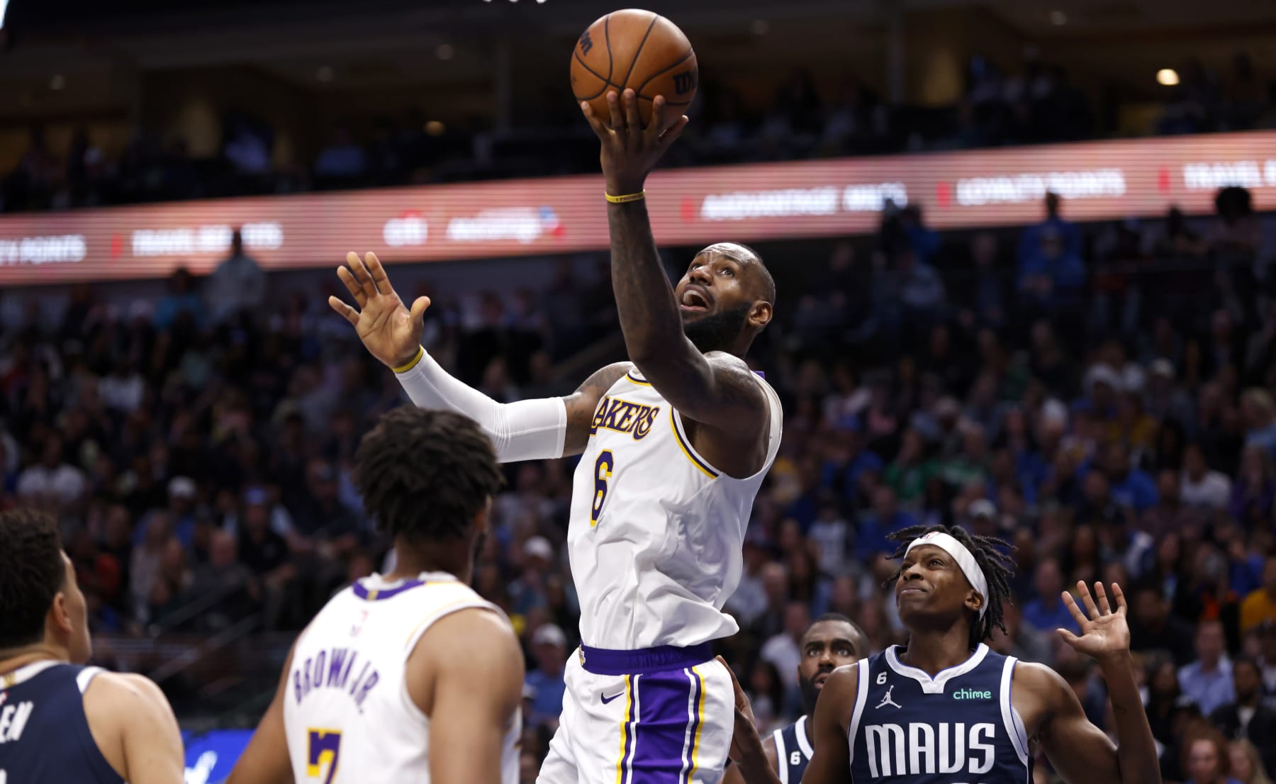Lakers' LeBron James Has Right Foot Tendon Injury; Reportedly Won't ...