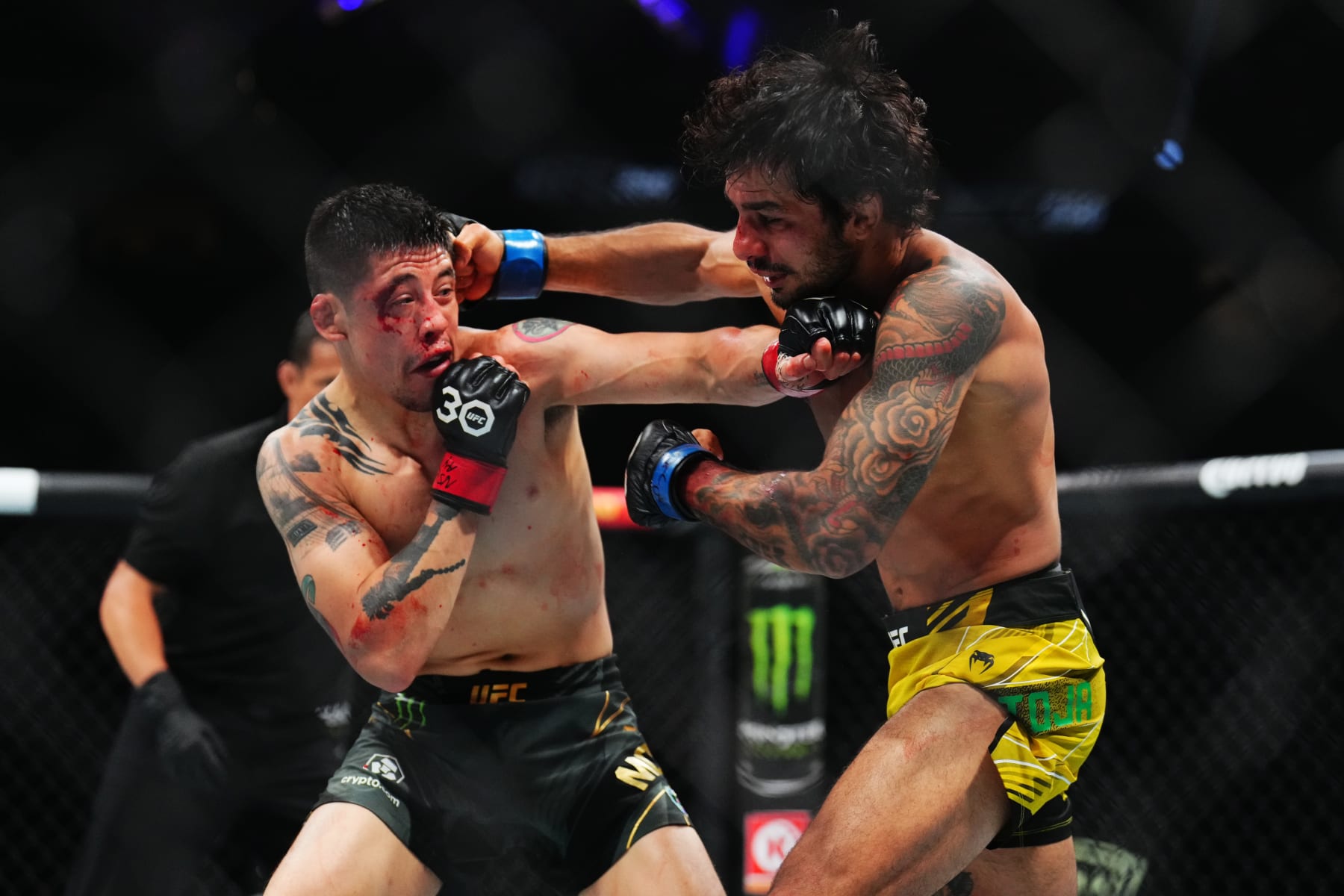 Alexandre Pantoja Defeats Brandon Moreno by Split Decision to Win UFC ...