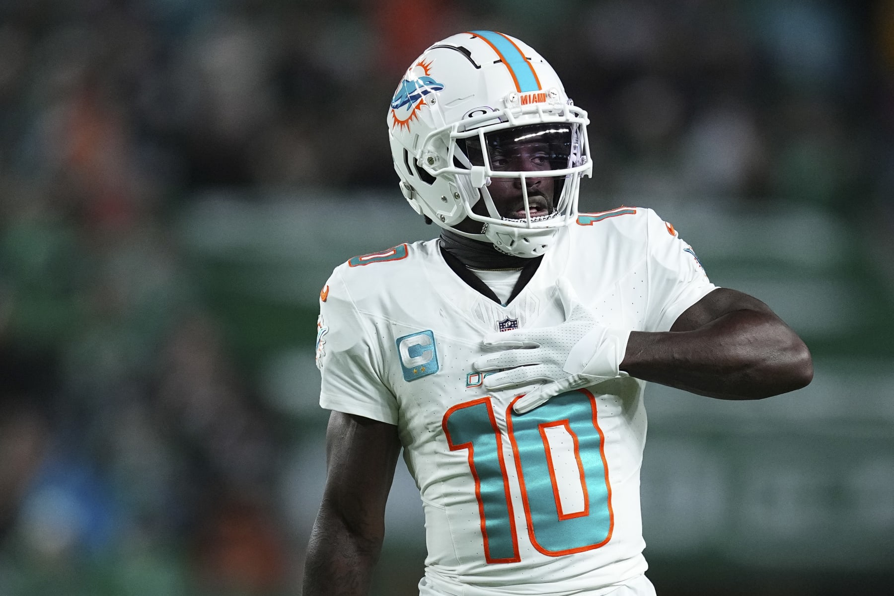 Dolphins' Tyreek Hill Dealing with Hip Injury, 'Real Possibility' WR ...