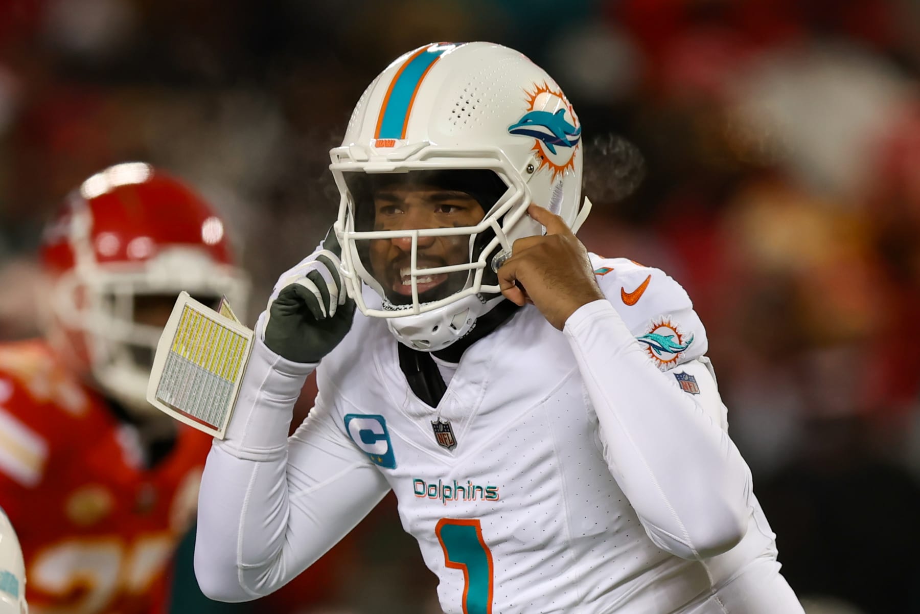 NFL Execs Recommend Dolphins Trade Tua Tagovailoa, Sign Kirk Cousins to Contract