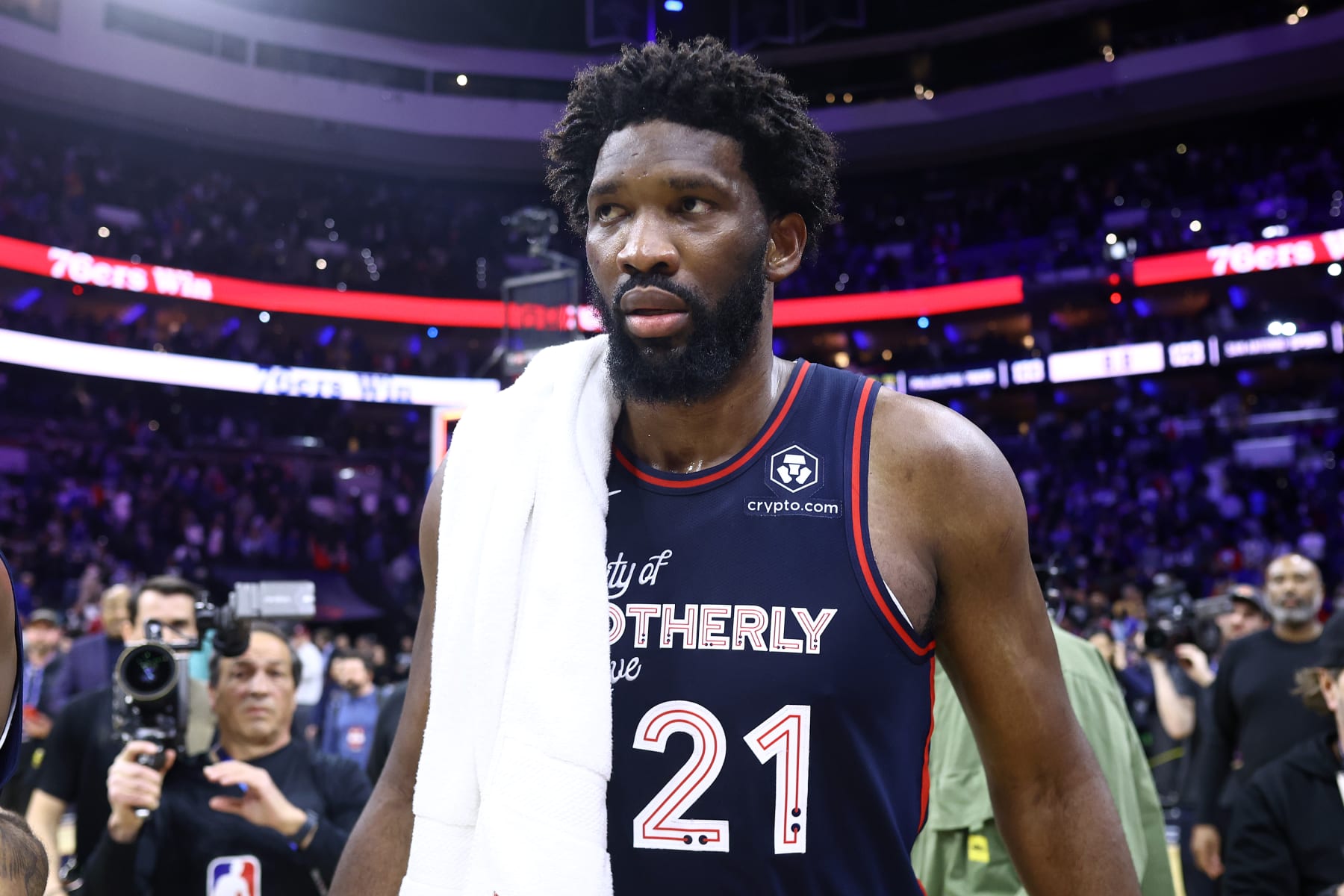 76ers' Joel Embiid to Undergo MRI on Knee Injury Suffered in Collision ...