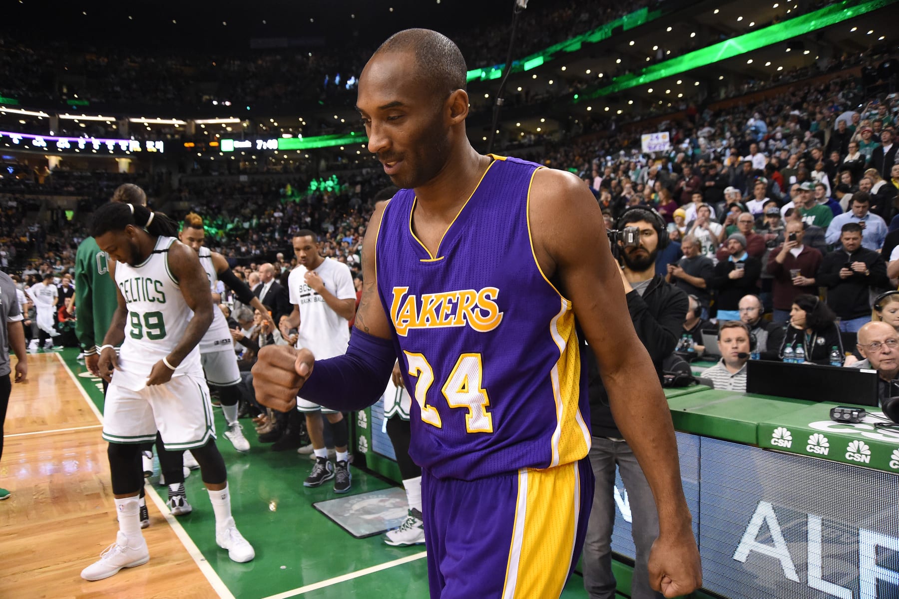 Kobe Bryant to Get 3 Statues Outside of Lakers' Arena; 1 with Daughter ...