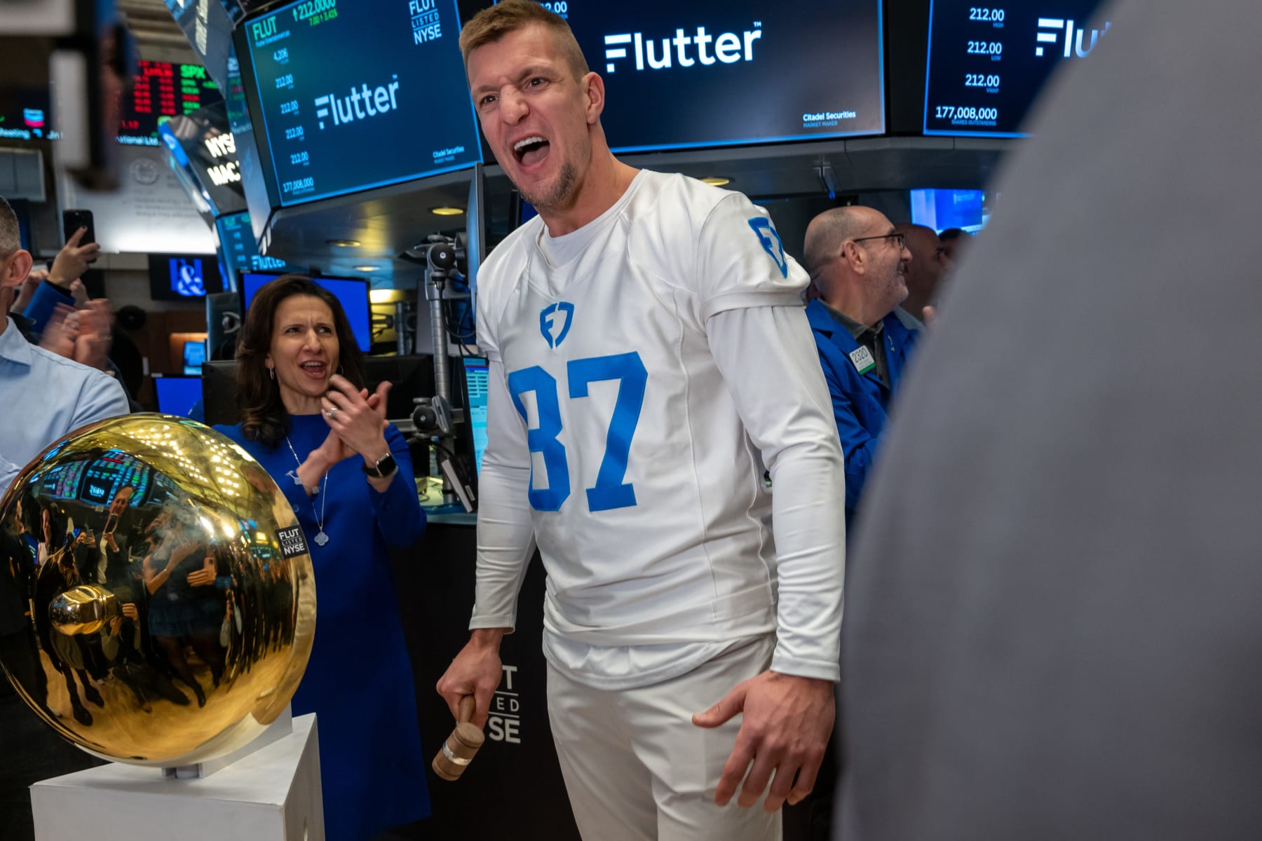 Video: NFL Legend Rob Gronkowski Misses 'Kick of Destiny' Ahead of ...