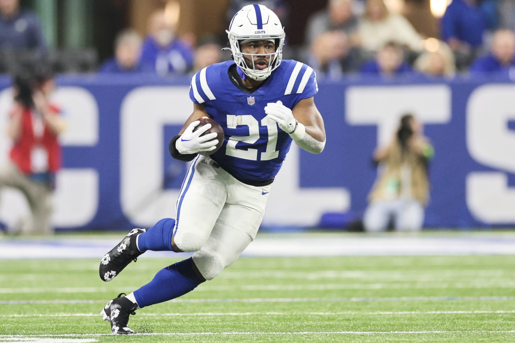 Grading 2024 NFL Free-Agency Signings and Trades for Day 2 of Tampering ...