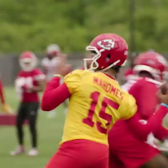 Chiefs' Patrick Mahomes Agrees to Endorsement Contract With Logan Paul ... Chiefs' Patrick Mahomes Agrees to Endorsement Contract With Logan Paul ...