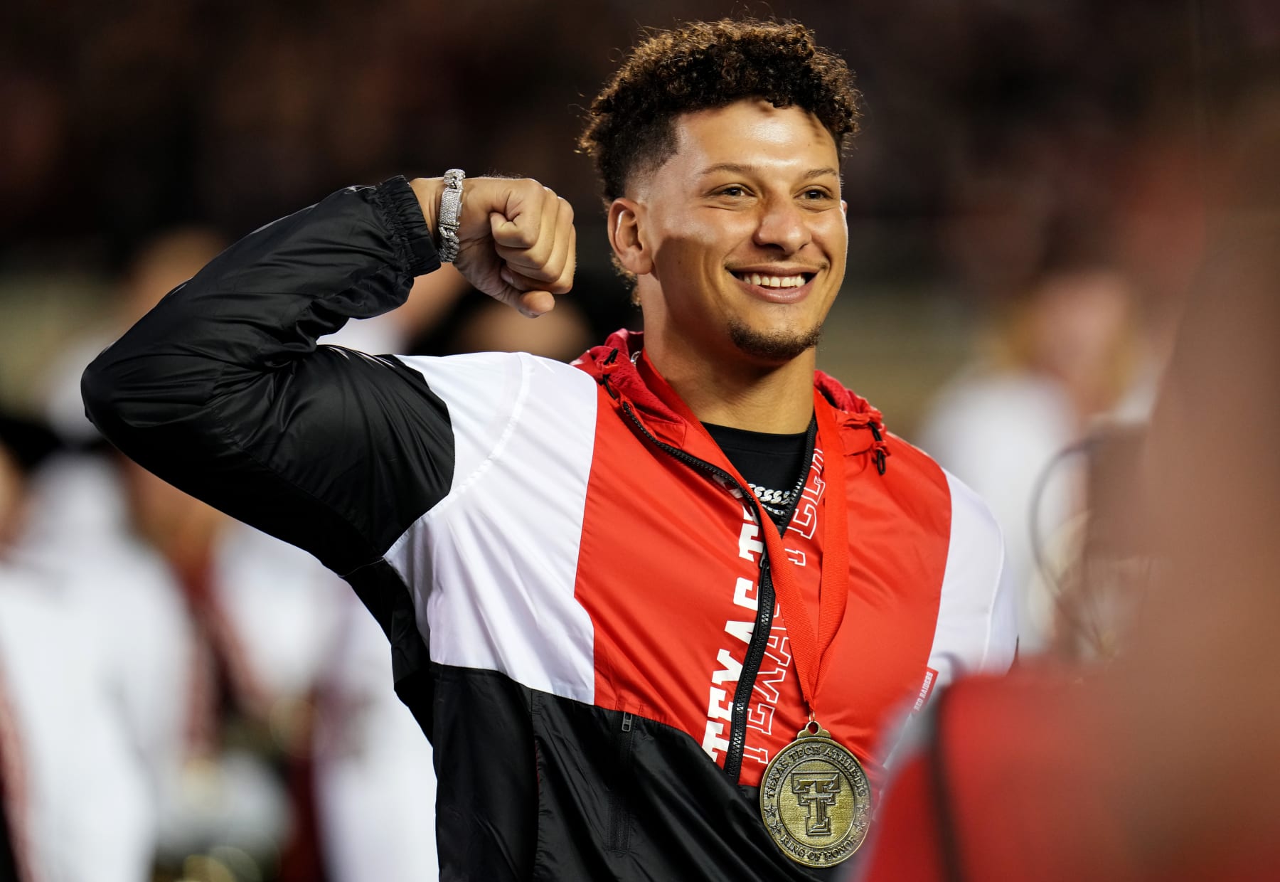Patrick Mahomes Brought TV to Chiefs Training Camp to Play EA College ...