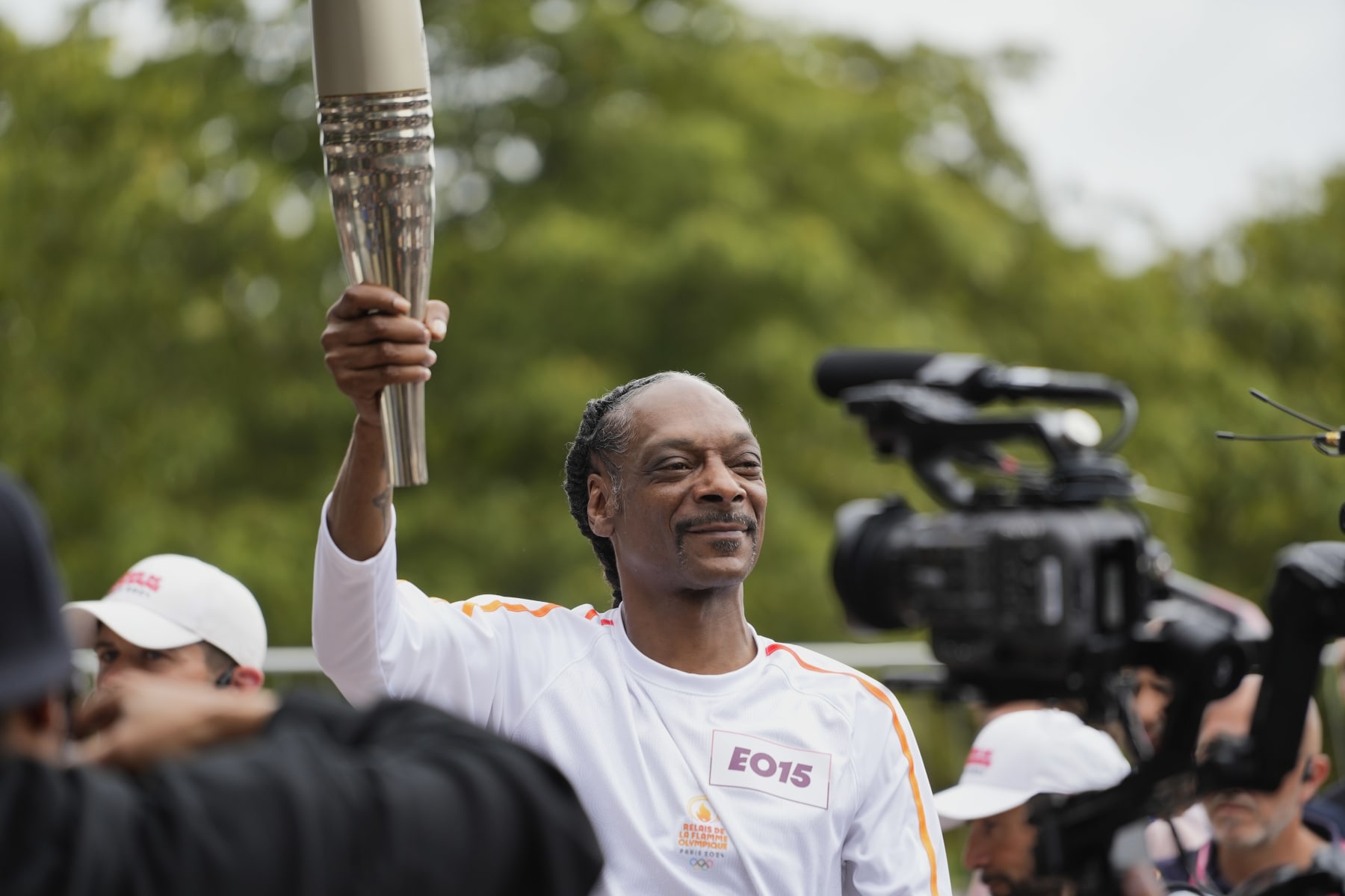 Video: Snoop Dogg Carries Olympic Torch Before 2024 Opening Ceremonies ...