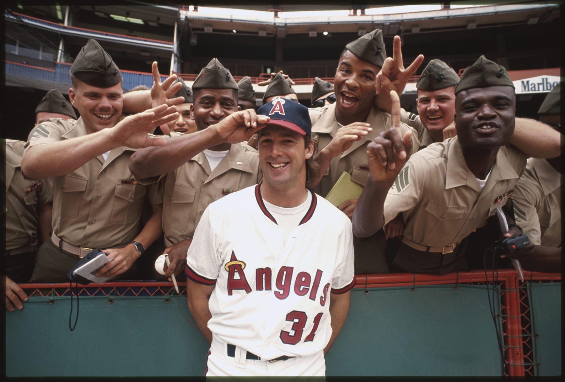 10 Classic MLB Jerseys That Should Be Brought Back