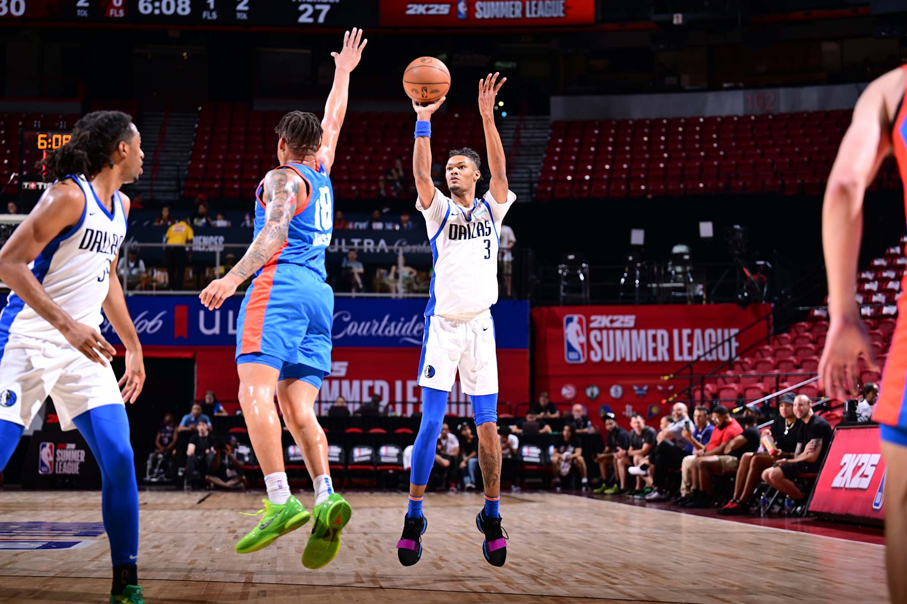 Lakers Sign Alex Fudge to Contract; SF Was 2-Way Player for Mavs, LAL ...