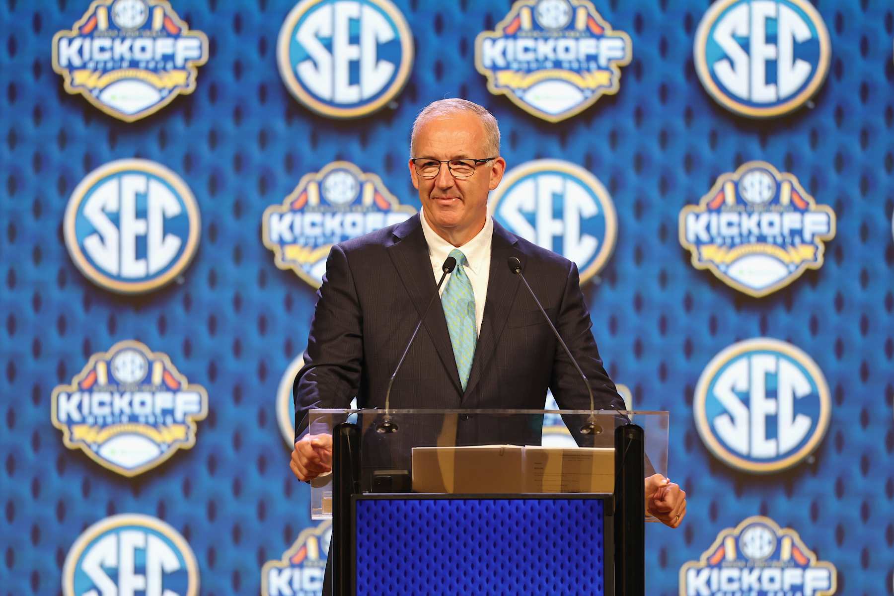 Report: Big Ten, SEC to Hold 'Historic' Meeting; Will Talk CFP Bracket ...