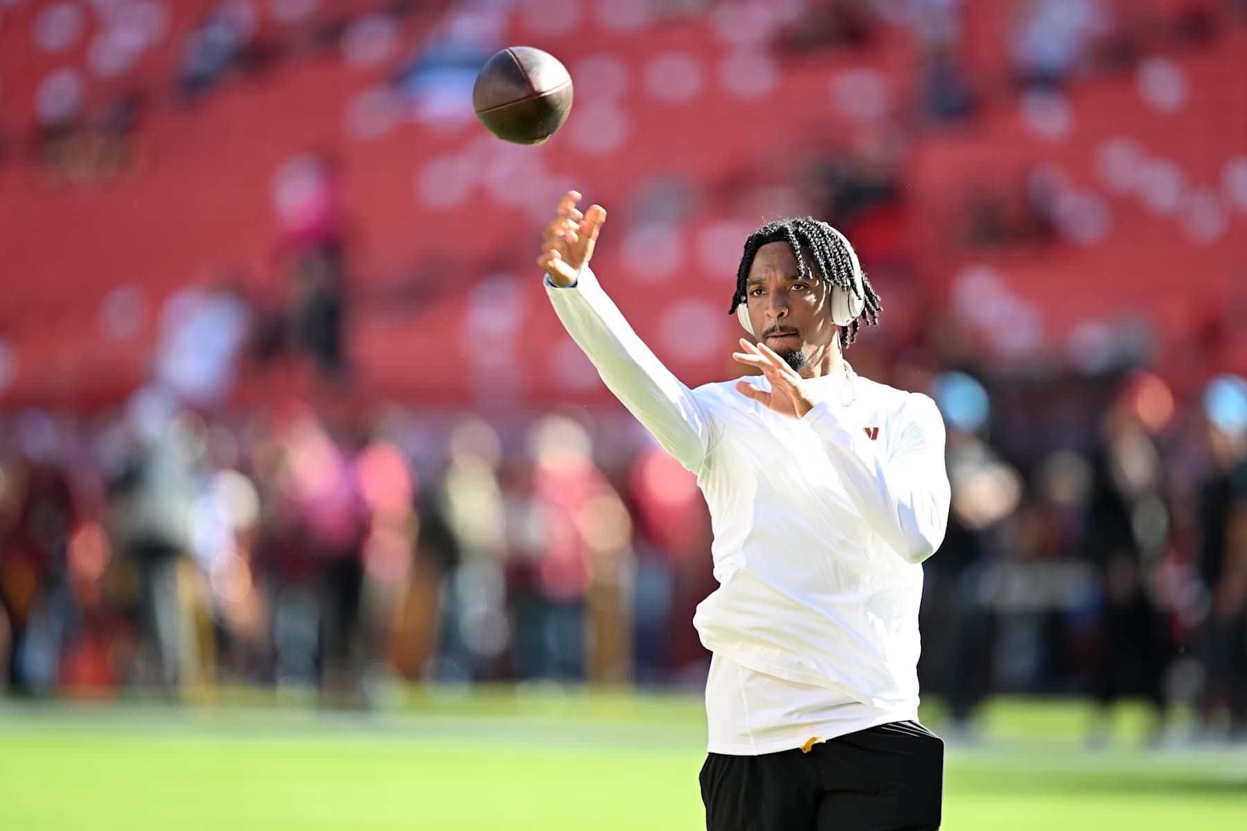 Commanders' Jayden Daniels Week-to-Week with Rib Injury Ahead of Bears Game