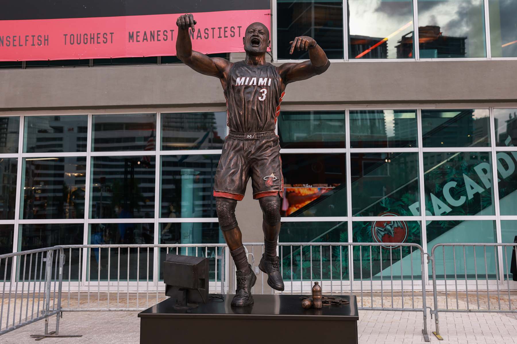Dwyane Wade's Statue Artist on Criticism: 'I Don't Think Anybody Else ...