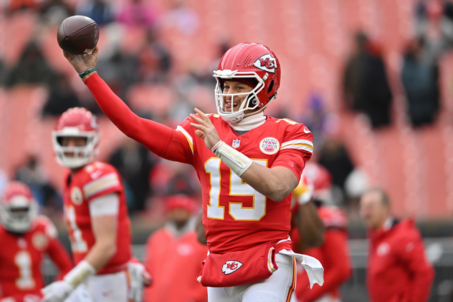 Patrick Mahomes Suffers Injury Scare as NFL Fans Praise Chiefs' Big Win over Browns