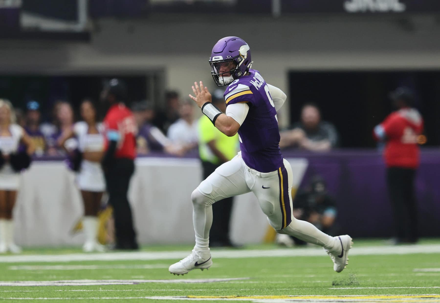 Pros and Cons for Vikings Re-Signing Sam Darnold vs. Starting J.J ...
