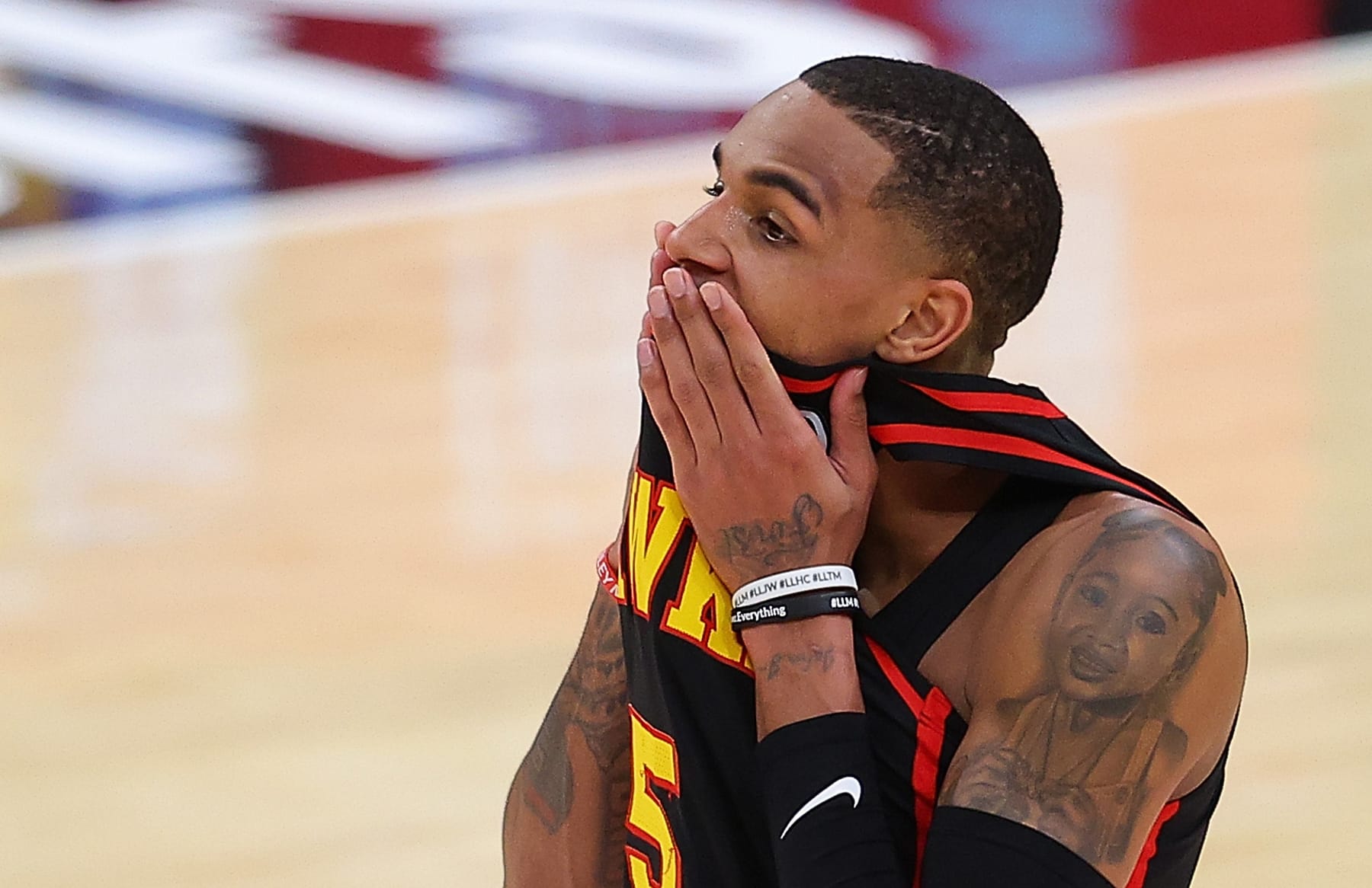 聯盟宣佈Dejounte Murray因為撞向裁判被停賽一場，但Jayson Tatum曾推開裁判卻沒有處罰引起關注 | NBA地域 | 籃球 ...