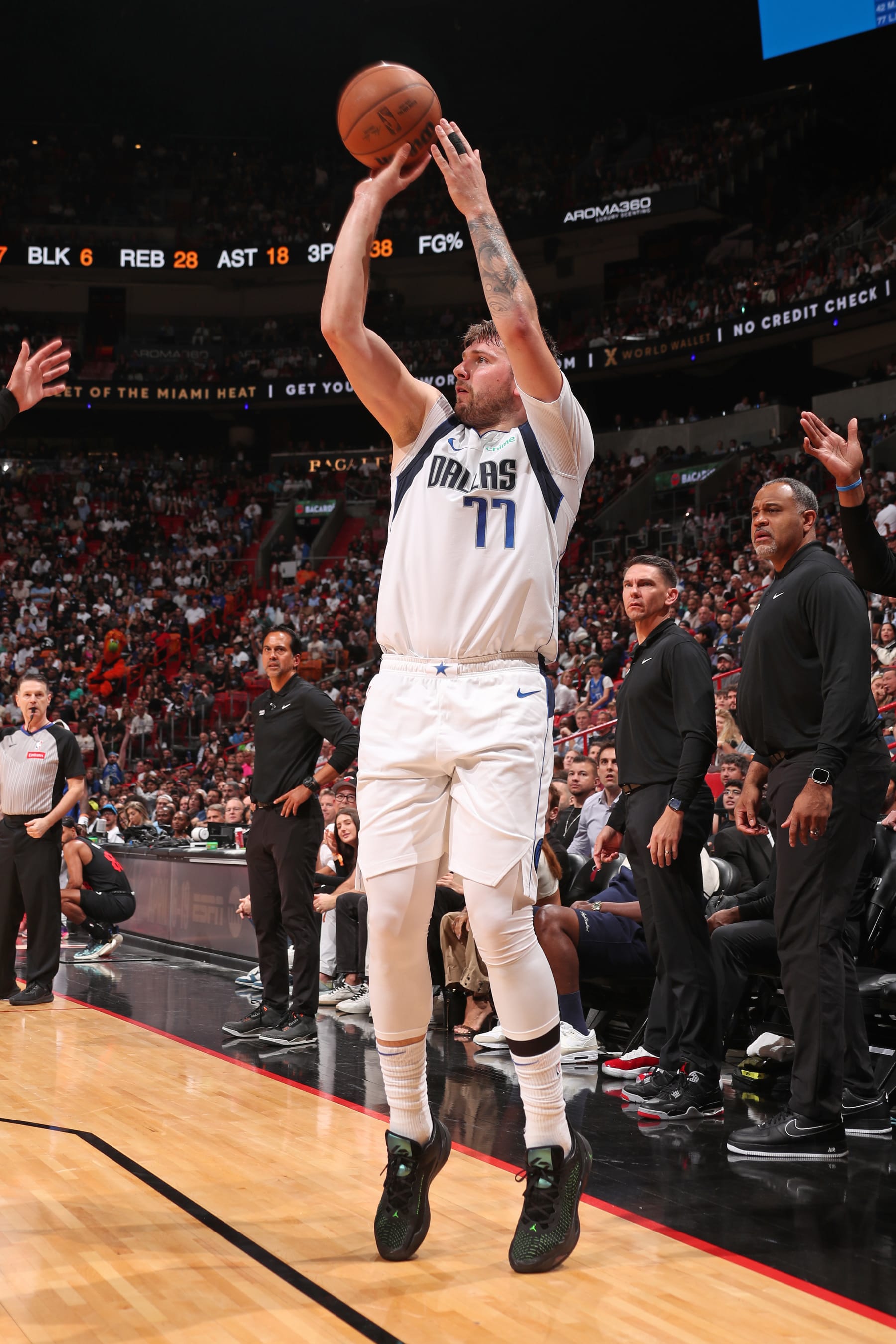 Luka Dončić, Mavs Astound NBA Fans vs. Heat with 5th Straight Win Ahead ...