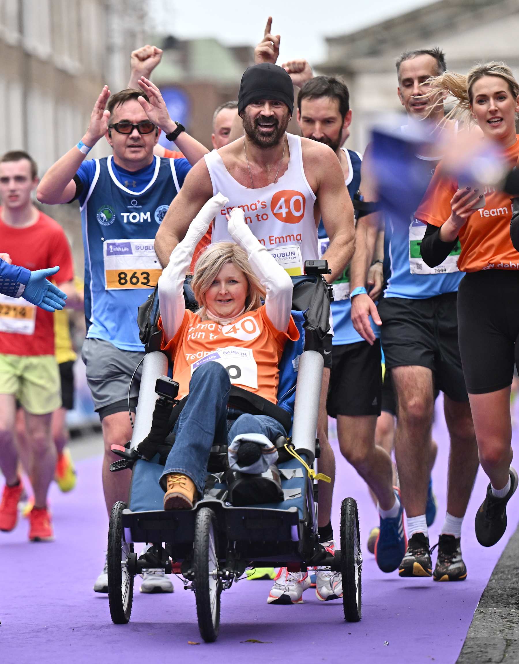 Video: Colin Farrell Helps Friend Emma Fogarty Finish Dublin Marathon, Raise $700K+ | News ...