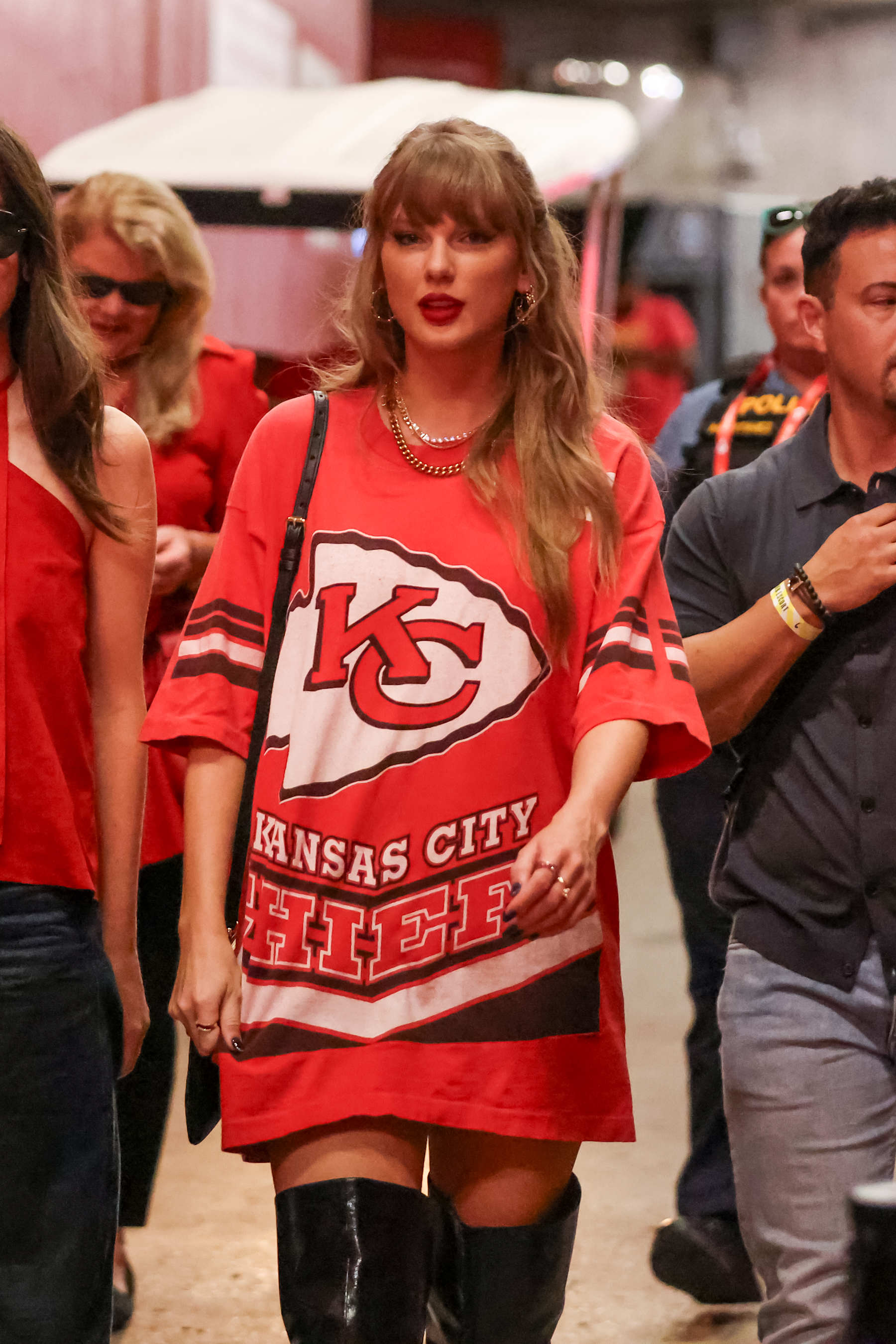 Photo: Taylor Swift Bakes 'Victory Pop Tarts' for Chiefs Players After ...