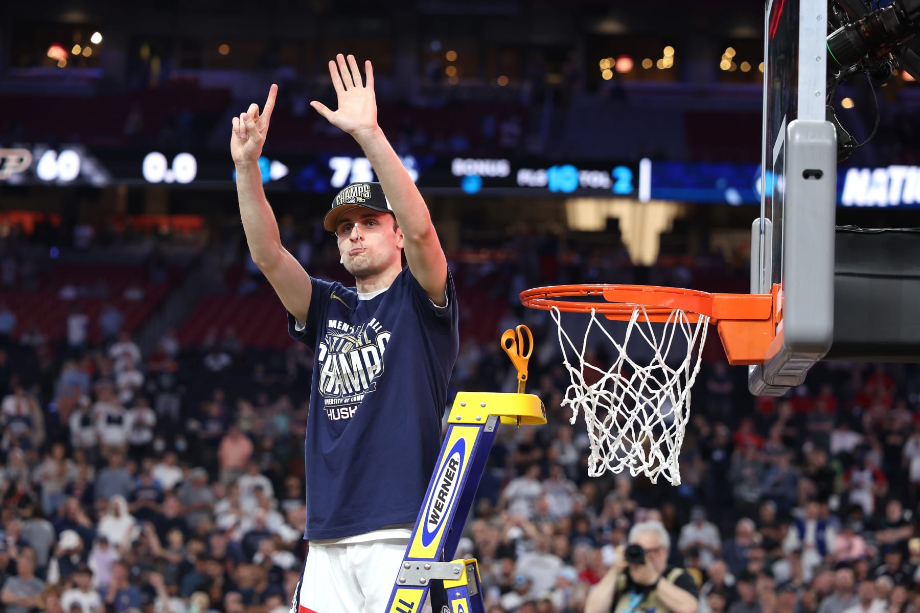 Video: Dan Hurley's Son Andrew Dribbles Out Clock as UConn Wins 2024 ...