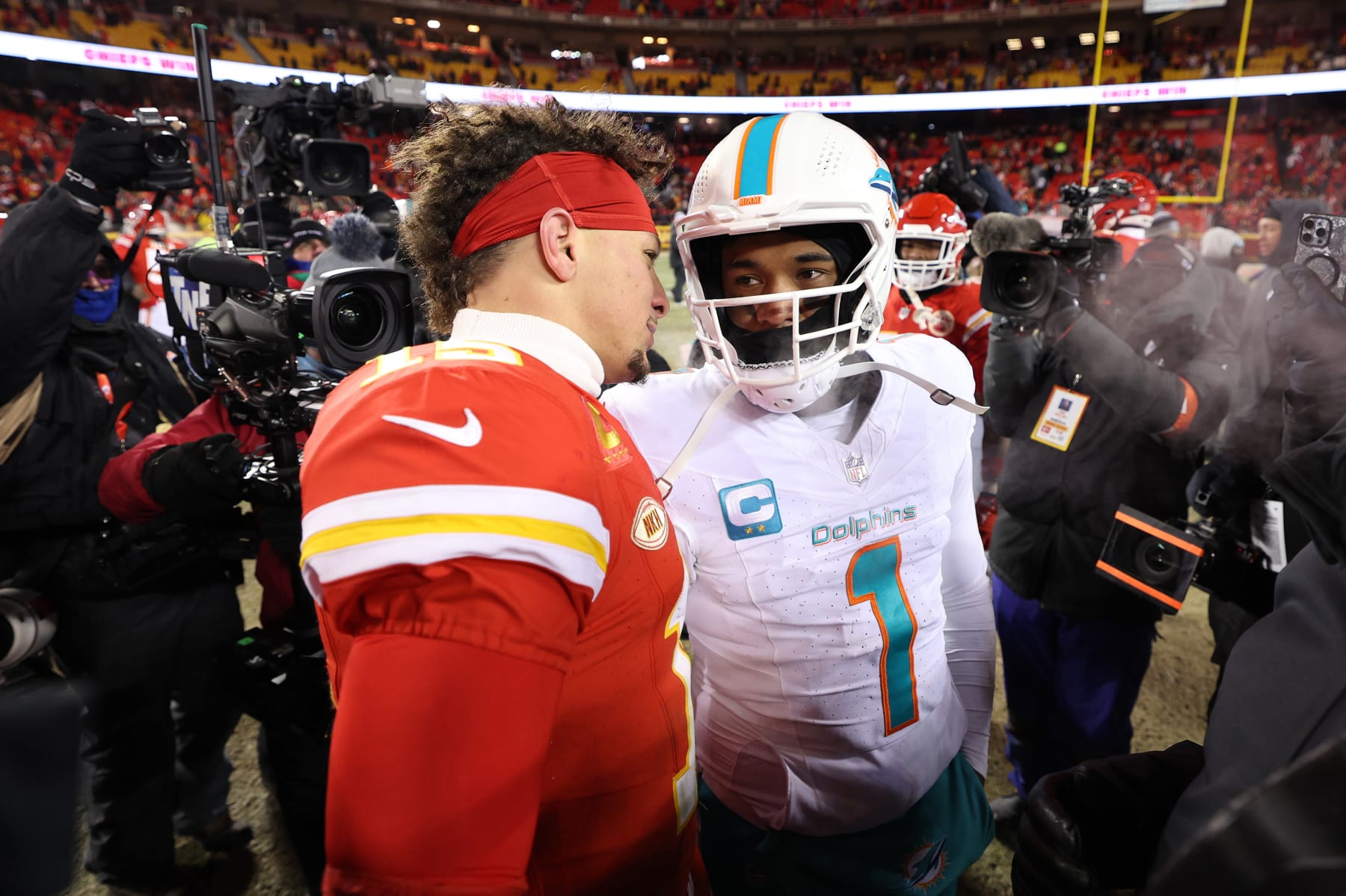 Video: Patrick Mahomes' Comments to Tua Tagovailoa Caught on Hot Mic After Chiefs Win | News ...