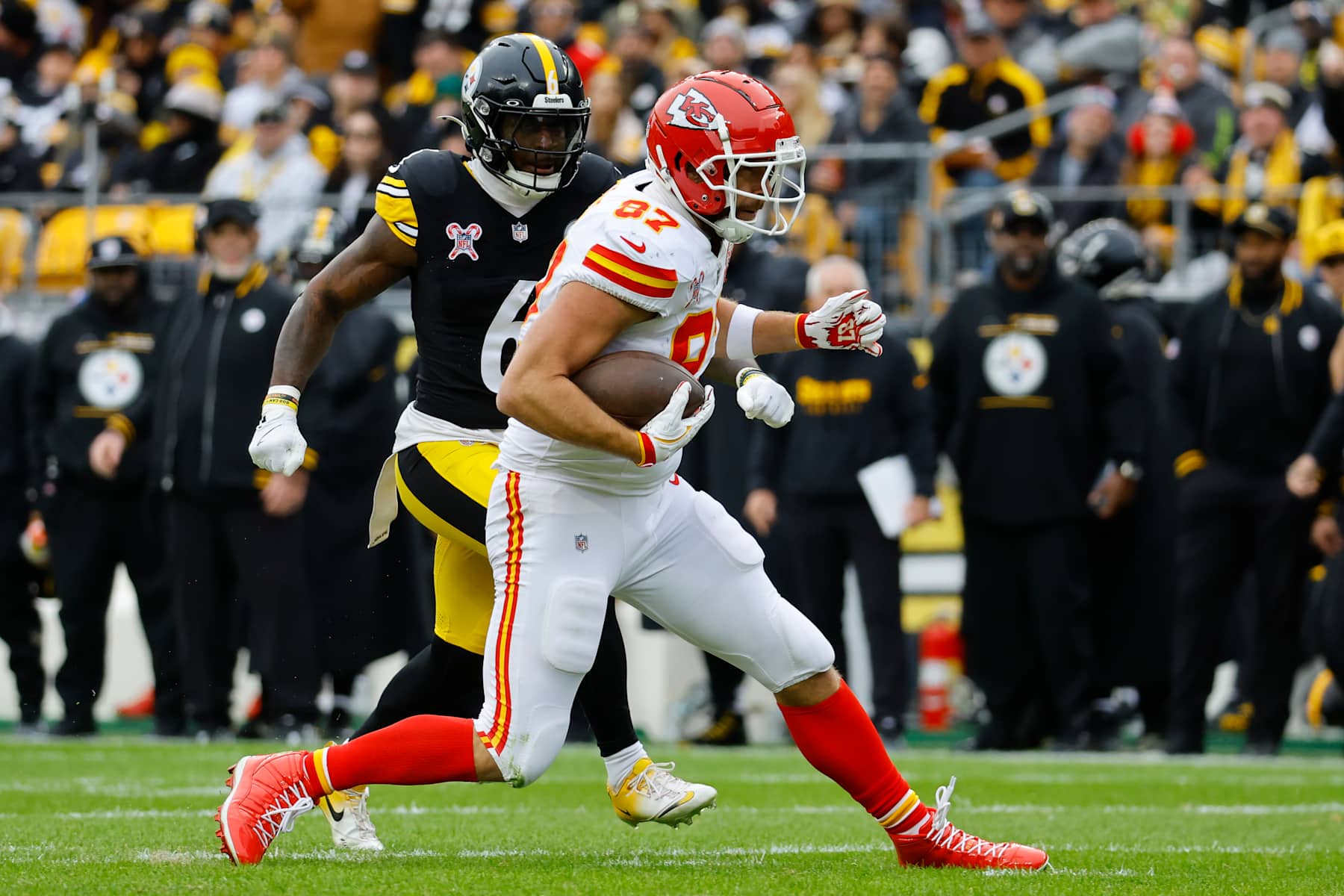 Video: Travis Kelce Breaks Tony Gonzalez's Chiefs Record for Most Receiving TDs | News, Scores ...